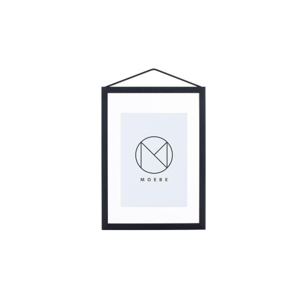 ミニマルでシンプルなプロダクトデザインで注目が集まるデンマークの建築家2名と家具デザイナー1名のMOEBE（ムーベ）のフレーム（FRAME）。 2枚のアクリル板にカードや写真、植物などお好きなものを挟み、4本の枠で囲い、ラバーバンドで固定す...