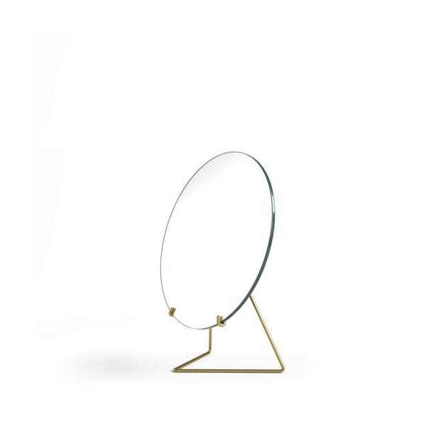 ミニマルでシンプルなプロダクトデザインで注目が集まるデンマークの建築家2名と家具デザイナー1名の MOEBE（ムーベ）のミラー。無駄は一切なくスタンドと 鏡だけの洗練された作り。場所を選ばずどこでも自然に溶け込んでくれるデザインです。  ※...