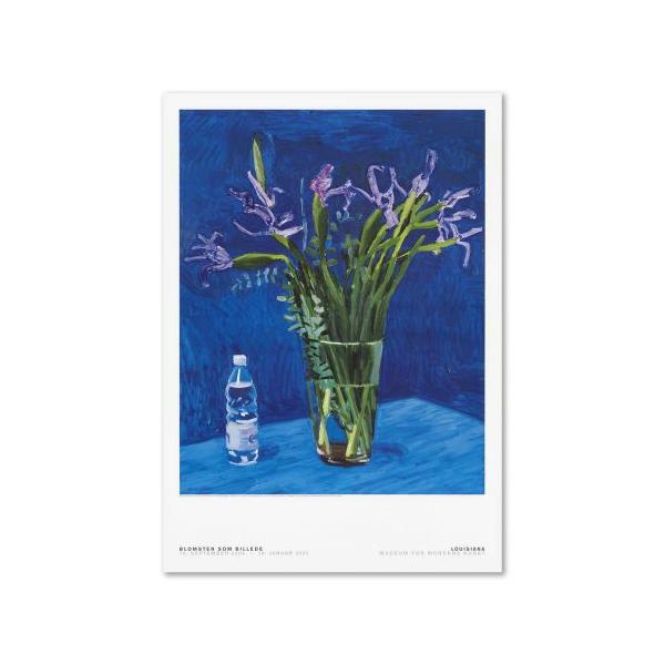 イギリスを代表する現代アーティスト、デイヴィッド・ホックニーによる1998年の作品《Iris with Evian Bottle》を用いた、ルイジアナ美術館の公式ポスター。2004&amp;#12316;2005年に開催された展覧会《Flo...