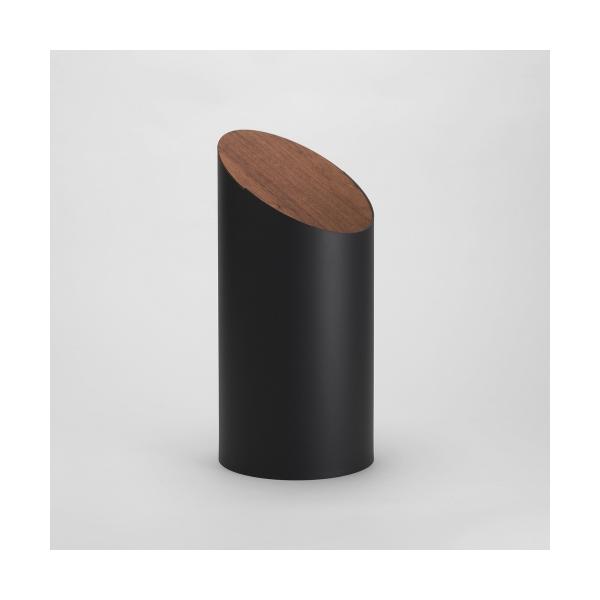 「今までにないエレガントなゴミ箱を作る」というコンセプトで作られたSWING BIN。限界まで不必要な要素をそぎ落とすことで、彫刻のような静寂さと美しさが生まれました。緻密なデザインにより、自らバランスを保ち回転する独特の蓋が特徴です。蓋は...