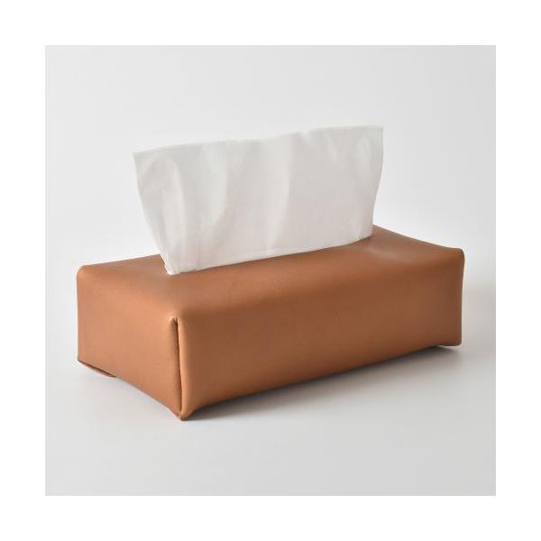 レザーを縫い合わせるステッチまでもを最小限に抑えたミニマルなデザインのティッシュケース。ほとんどの日本製スリムタイプのティッシュボックスが収まる仕様です。底面のスナップボタンによって、ボックスの出し入れの際の着脱も簡単に行えます。 レザーは...