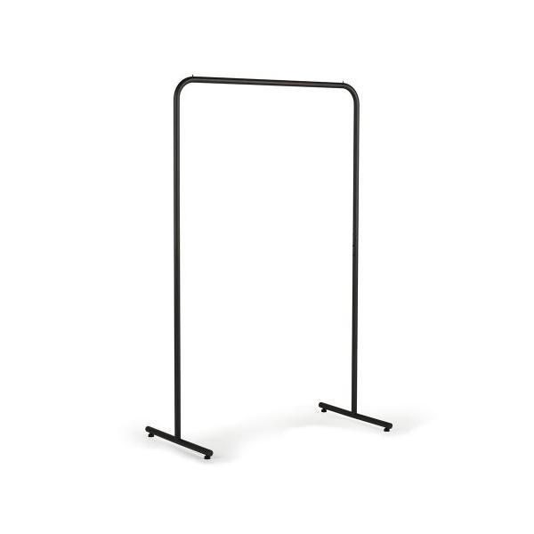 マットブラックのスチールパイプがすっきりと美しく佇み、空間に自然と溶け込む、ハンガーラック。一番の特徴は、左右の脚間をつなぐ貫（水平材）がないところ。徹底的にミニマリズムを追求し、シンプルかつ落ち着いたデザインに仕上げました。足元をすっきり...