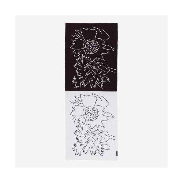 フィンランドで50年過ごした石本藤雄が、その海外生活でも愛用してきた暮らしの身近なファブリック「てぬぐい」。「なかよし」は、石本が1994年に制作した絵皿に描いたカーネーションのドローイングを、手ぬぐいをキャンバスに、モノクロの世界で表現し...