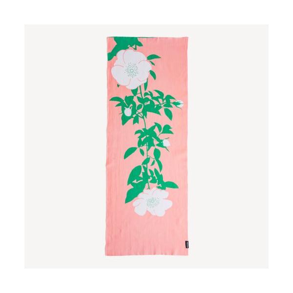 フィンランドで50年過ごした石本藤雄が、その海外生活でも愛用してきた暮らしの身近なファブリック「てぬぐい」。ピンクの地に、純白の薔薇の佇まいを描いたデザイン「ローズ」。石本藤雄の思い出の花を描いたデザインです。てぬぐいの老舗「かまわぬ」で、...