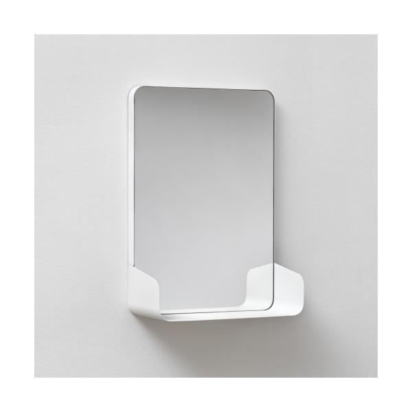 SHELFの鏡の手前には鍵やサングラス、財布などを置くスペースがあります。玄関に設置して、出かける前にふと鏡をのぞくと必要なものが自然と目に入るという、シンプルながら機能的な商品です。小さなマグネットが付属しており、メモやレシートなどを鏡に...