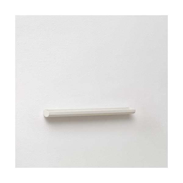 WALL GUTTERは、奥行きが薄いので、リビングはもちろん廊下や玄関、トイレなど狭い空間に取り入れやすいアイテム。鍵や印鑑などの細々とした小物を置いたり、シーズンアイテムやお気に入りのポストカードなどをディスプレイしても。アイデア次第で...