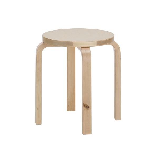 ワイルドバーチは、市場のニーズに基づいた従来の概念を見直そうという試みによって生まれました。その名の通り木材に現れる節、真に近い色の濃い部位、昆虫による形跡など、森林から生み出されるあらゆる可能性とバリエーションが含まれたスツールです。外見...