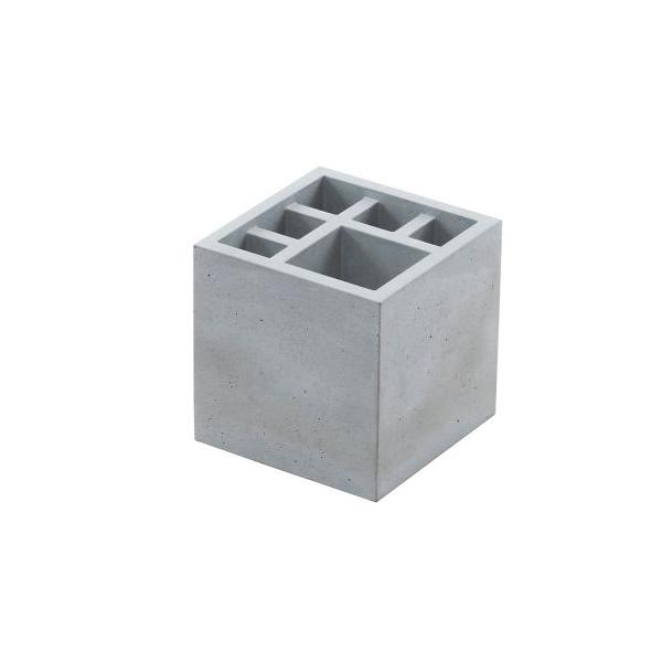 一辺わずか10cmの立方体フォルムで、玄関まわりをすっきり整えます。スクエアの形状とモルタルの質感が、洗練された印象を演出。コンパクトながら長傘は最大9本、折り畳み傘を加えると合計6本収納可能です。 安定感ある構造：1kg以上の重さで倒れに...