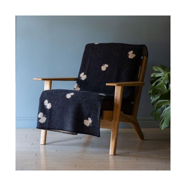 クリッパン(KLIPPAN)×ミナペルホネンのコラボレーションブランケットの定番デザインCHOUCHO。ラウンジチェアに掛けたり、足下が冷えてきたらひざかけとしても最適なサイズです。 ラムウールとは生後6〜7ヶ月の子羊から初めて刈り取った羊...