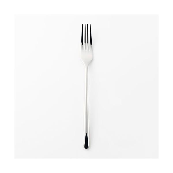 AIRES MATEUS＝アイレス・マテウス（省略してAM＝エイエムと呼びます）シリーズは、クチポールと、ポルトガルを代表する建築家アイレス・マテウスとのコラボレーションにより誕生しました。 幼少期に祖母の家で使っていたカトラリーに着想を得...