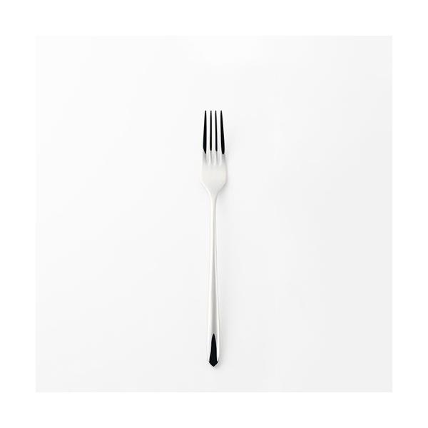 AIRES MATEUS＝アイレス・マテウス（省略してAM＝エイエムと呼びます）シリーズは、クチポールと、ポルトガルを代表する建築家アイレス・マテウスとのコラボレーションにより誕生しました。 幼少期に祖母の家で使っていたカトラリーに着想を得...