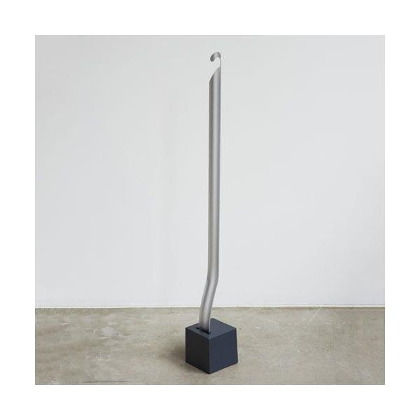 徹底してフォルムの美しさを追求して生まれた靴べら。スタンド使用とフックでかける2通りの収納が可能です。