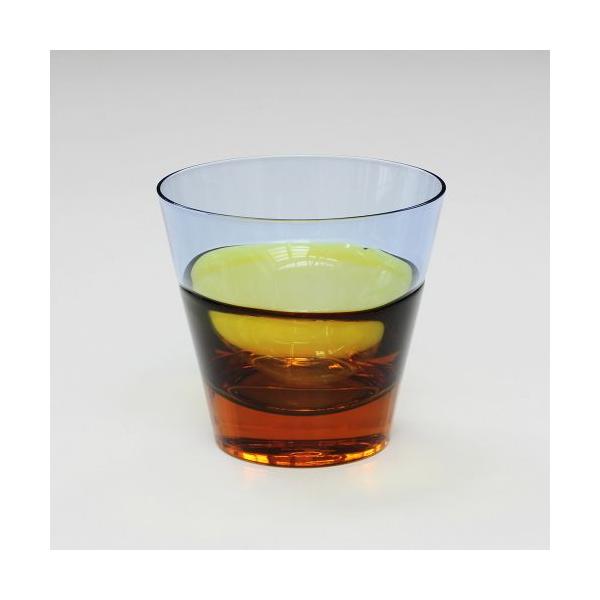 コバルトブルーのグラスの底に琥珀色のガラスをかぶせた技法は、職人によるハンドメイド。重なり合ったグラデーションが美しく映えます。「Sugahara（スガハラ）」の代表作とも言えるロングセラーのグラスです。