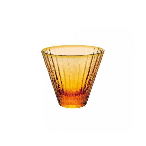 日常使いのカラーグラスとして定評のある、キーラシリーズ。放射状に広がるラインが特徴的で、光に当たるとテーブルに幻想的な影を映し出し、ガラスならではの美しい表情を見せます。