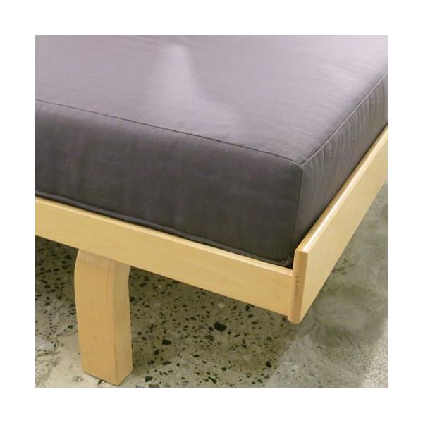 【フレームは別売りとなります。】 ARTEKデイベッド専用のオリジナルマットレス。コットン100％、落ち着いたグレーカラーの張地で仕上げました。  ※張地の取り外しはできませんので、お好みのファブリックやシーツ等をお使いいただくことをおすす...