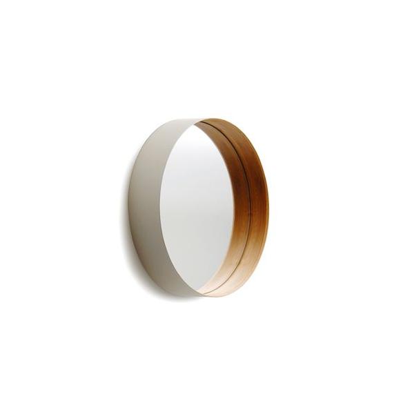 竹集成材の曲げ特性を活かした壁掛けミラーです。横から見ると縁が鏡に映りこみ、筒が浮いているかのような錯覚を与えます。和洋を問わずどんなシーンにも溶け込み、永く使って頂けるデザインです。  ※鏡のシケ(サビ)発生の可能性があるため、湿気の発生...