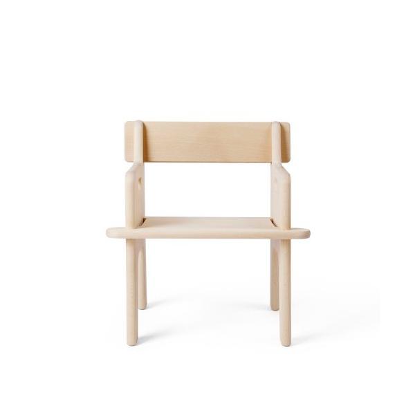 ハンス J. ウェグナーのCH410ピーターズチェアは、第二次世界大戦中にデザインされました。贈答品を探すのが困難であった戦時中のヨーロッパ。親友であったボーエ・モーエンセンの長男ピーターの洗礼式に招待されたウェグナーも、適当なプレゼントを...