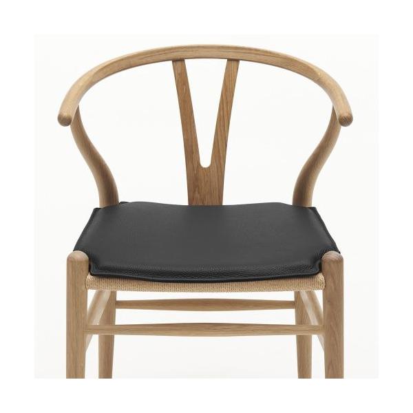 【通常国内在庫品】 Yチェア用に開発された革張りのクッションです。両面を使用することが可能で、Yチェアの座面にきちんと収まるよう前脚、および後脚に合わせて各コーナーを加工してあります。素材は表面にエンボス、およびコーティング加工を施したバフ...