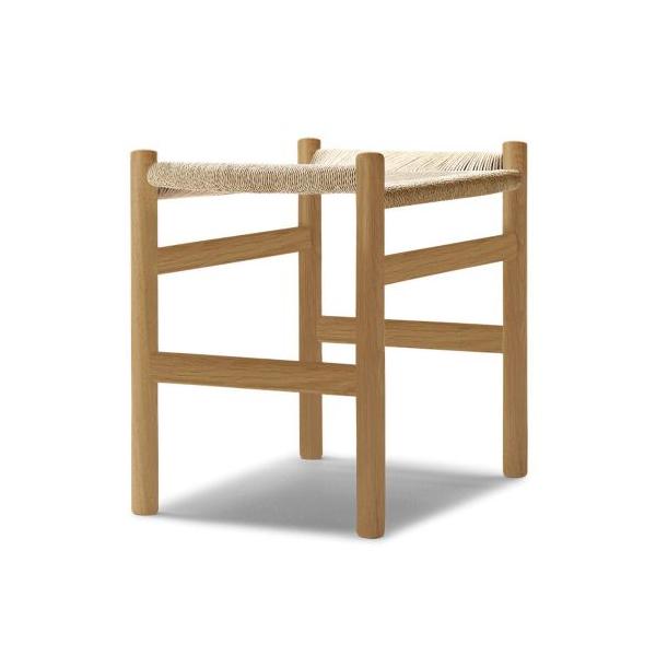 【通常国内在庫品】 ハンス J. ウェグナーのCH53 フットスツールは1966年にデザインされた、求められる機能とクラフトマンシップを突き詰めたスツールです。無垢の木材で製作されるフレームと手で加工されるペーパーコード張りの座面。様々な空...