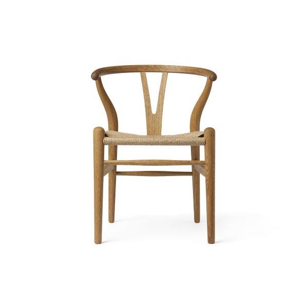 1949年にデザインされたウェグナーの傑作が長年の構想を経て、3歳のお子さまからお使いいただけるサイズになりました。オリジナルのCH24と同様に、14のパーツで構成されています。1脚の椅子を完成させるには100以上の工程が必要で、そのほとん...