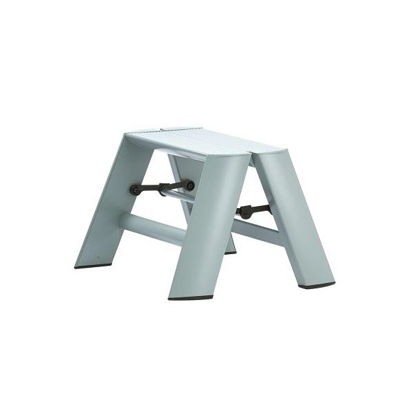 「隠さなくて良い脚立」をコンセプトに開発されたルカーノは、自立機能により置き場所を選ばず、片付ける必要がありません。使いたいときにサッと開いて使える手軽さと、どこに置いても空間に調和する洗練されたデザインが美しい脚立です。定番のブラック、ホ...