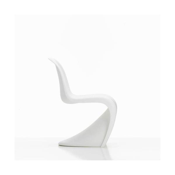 鮮やかで明るいカラーと、滑らかな曲線が特徴のパントンチェア（Panton Junior）は、世界中の子どもたちに愛されています。 材質や形状はレギュラーモデルと同じで、ジュニアはレギュラーモデルよりも約25％小さくなっています。【1959年...