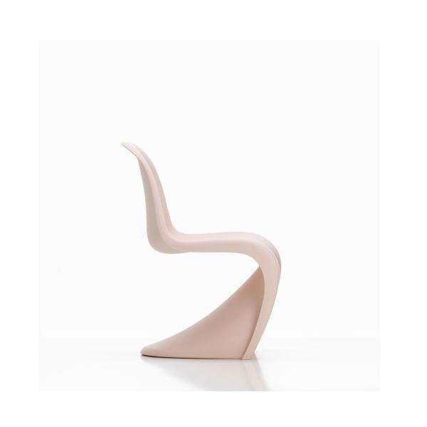 鮮やかで明るいカラーと、滑らかな曲線が特徴のパントンチェア（Panton Junior）は、世界中の子どもたちに愛されています。 材質や形状はレギュラーモデルと同じで、ジュニアはレギュラーモデルよりも約25％小さくなっています。【1959年...