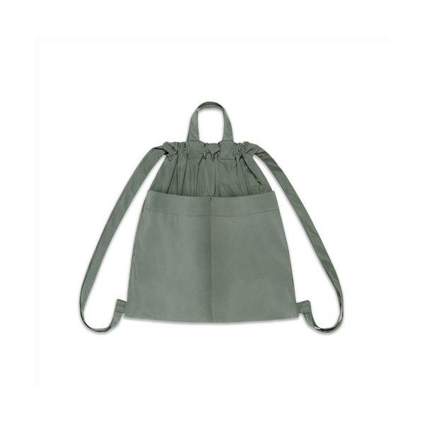 ドローストリングバックパック(Drawstring Backpack)は機能的なバックパック。軽くて丈夫な撥水加工を施したしなやかなポリエステル素材を使用しているので、巾着の開け閉めもスムーズです。外側についた２つのポケットは大きめで、水筒...