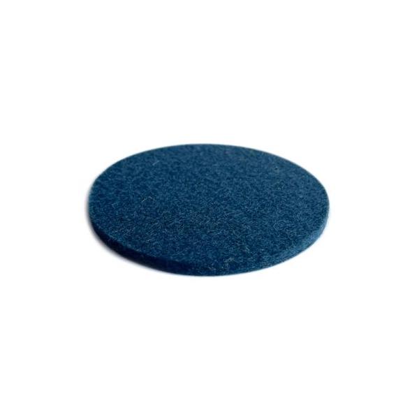 新鮮なカラーがテーブル上にスパイスを与えてくれる、シンプルなラウンドコースター。丈夫で堅牢なウールフェルトはウールマークを獲得した100％ピュアなニューウールで、エコテックス認証済み。ウールが本来もつ油分によって表面の汚れや水もはじきやすい...