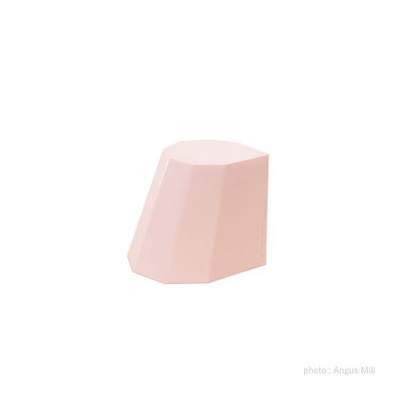 ミニサイズのArnoldinoはお子さま用に最適な高さのスツールです。逆さにプランターカバーにしたり、ゴミ箱、おもちゃや小物入れなど用途自在。軽量でコンパクトなので、アウトドアでの持ち運びにもおすすめです。   ※製品の素材、製造工程上の理...