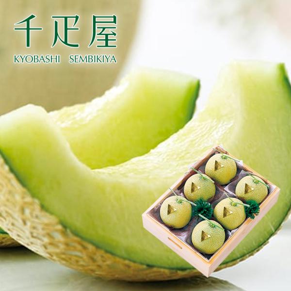 「一茎一果」で手間を惜しまず育てた、京橋千疋屋の代名詞とも言える、特選マスクメロン。熟練した目利きによって選果され、一つ一つ丁寧にお包みしています。ピンとたった「つる」と美しい網目の優雅で高貴な姿はまさに芸術品。メロンのランクは、上から富士...