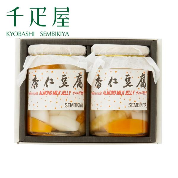 果実のおいしさが味わえるよう甘さ控えめのシロップに漬け込み、手作業でひとつひとつ丁寧に瓶に詰めています。杏仁豆腐の中には、杏仁豆腐、黄桃、りんご、パイン、みかんが入っています。京橋千疋屋フルーツパーラーでも味わえる杏仁豆腐をご自宅でもお楽し...