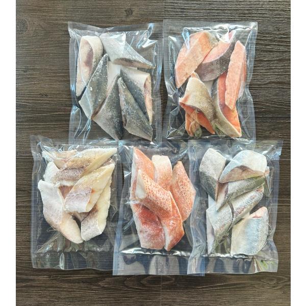 焼いても煮ても、もう骨の心配ありません、バラ凍結で使いたいだけ使えます。ごはんのおかず、酒の肴、お弁当のおかずにご贈答、ご自宅用にお勧めです。＜商品説明＞骨なし切り身5種30切セット原材料名：　・まだら切身（国産）　　　　　　・ぶり切身（国...