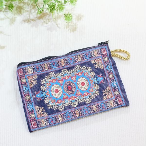 トルコで製作されたキラキラ感が満載のポーチです。絨毯柄をモチーフにしたデザインやカラフルなお色が楽しいです。ひも付きで内側は黒色の不織布が付いています。【サイズ】　１０ｃｍｘ１５ｃｍ　マチは有りません。　目安としてお考え下さい。アクセサリー...