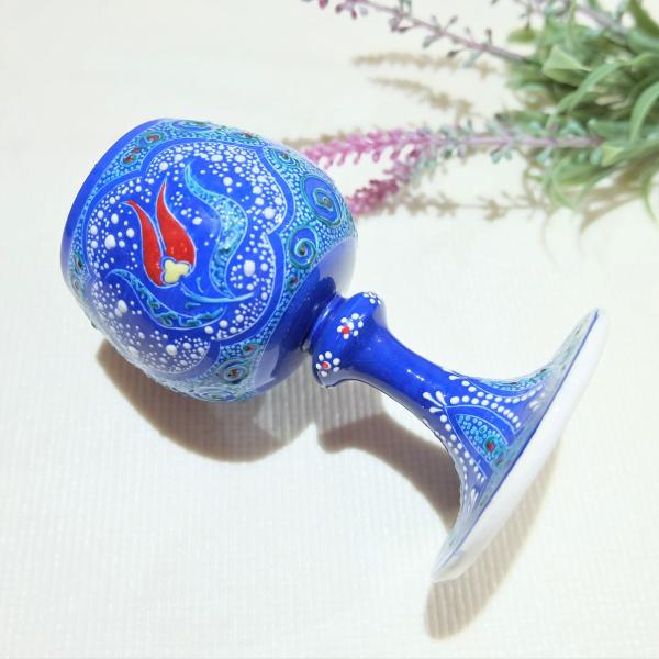 トルコ人陶芸家アフメットユナル氏の作品工房に赴いて求めたワイングラス型の陶器です。図案から起こして全て手描きで制作されています。トルコブルーのお色が素敵な作品に仕上がっています。インテリアとして飾って頂きますと、エキゾチックな雰囲気に包まれ...