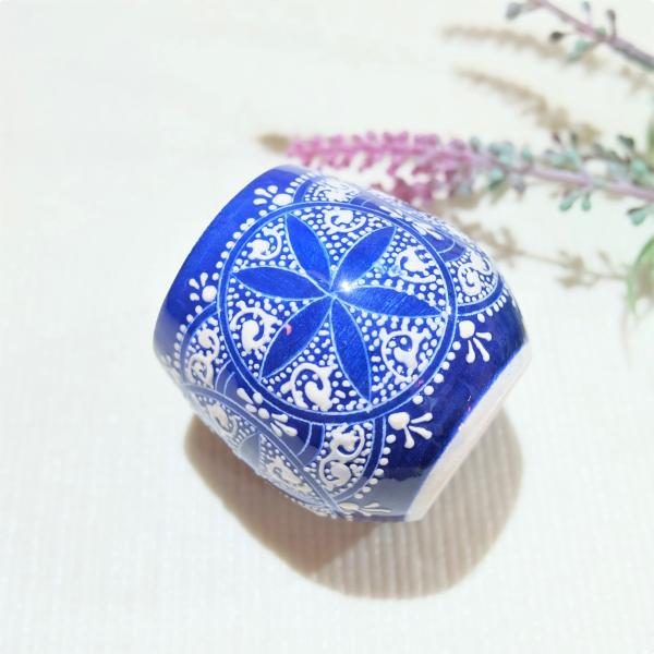 トルコ人陶芸家アフメットユナル氏の作品工房に赴いて求めたお品物です。図案から起こして全て手描きで制作されています。トルコブルーのお色が素敵な作品に仕上がっています。インテリアとして飾って頂きますと、エキゾチックな雰囲気に包まれトルコの国へと...