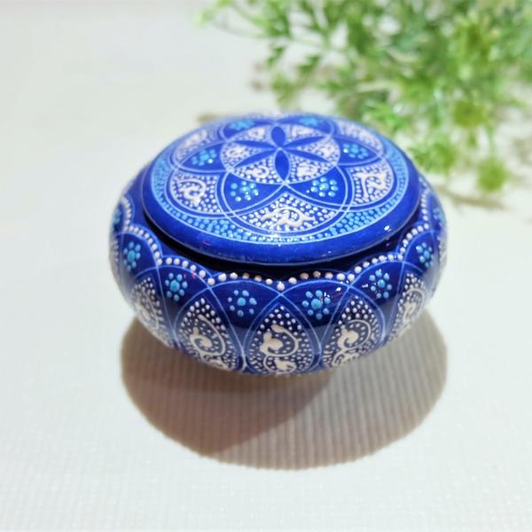 トルコ人陶芸家アフメットユナル氏の作品工房に赴いて求めたお品物です。図案から起こして全て手描きで制作されています。トルコブルーのお色が素敵な作品に仕上がっています。蓋付きの為、菓子器としていますが可愛い小物入れとしてもお使いになれます。また...