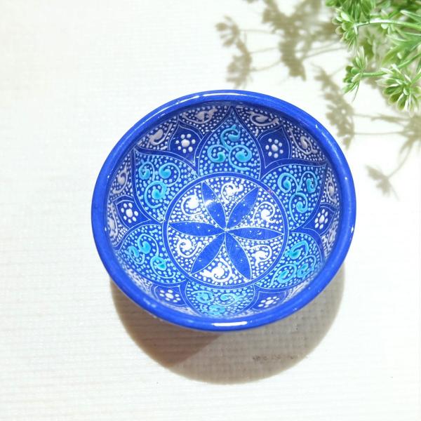 トルコ人陶芸家アフメットユナル氏の作品工房に赴いて求めたお品物です。図案から起こして全て手描きで制作されています。トルコブルーのお色が素敵な作品に仕上がっています。可愛い小物入れとしてもお使いになれます。また、インテリアとして飾って頂ただい...