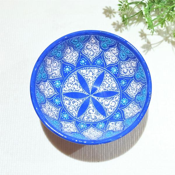 トルコ人陶芸家アフメットユナル氏の工作品工房に赴いて求めたお品物です。図案から起こして全て手描きで制作されています。トルコブルーのお色が素敵な作品に仕上がっています。可愛らしい小物入れとしてもお使いになれます。また、インテリアとして飾って頂...