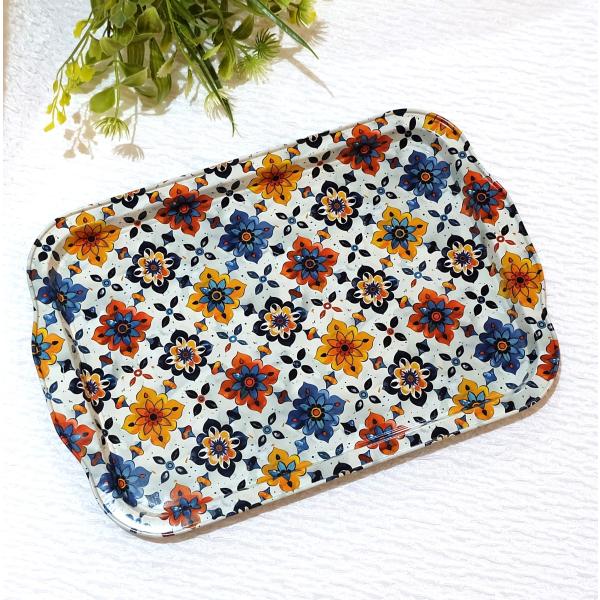 エキゾチックなデザインが可愛らしいお盆です。カトラリーやお化粧品などを置いたり、ティータイムにプチケーキやお茶を乗せても楽しいですね。色々なお使い方で生活の中に、彩りをそえてください。【サイズ】３２ｘ２２ｃｍ　高さ１.５ｃｍ【重さ】１３７ｇ...