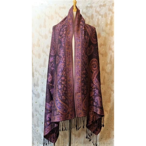 素敵なデザインが魅力的です。大判なので羽織るだけでも、雰囲気が変わりますね。秋冬のおしゃれはもちろん、夏の冷房対策としてオフィス・家では、肩掛け・ひざ掛けとしてもお使い頂けます。1枚あると何かと便利なストールです。【サイズ】　縦１８０ｃｍ　...