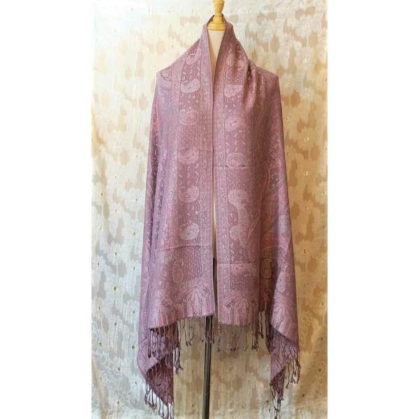 素敵なデザインが魅力的です。大判なので羽織るだけでも、雰囲気が変わりますね。秋冬のおしゃれはもちろん、夏の冷房対策としてオフィス・家では、肩掛け・ひざ掛けとしてもお使い頂けます。1枚あると何かと便利なストールです。【サイズ】　縦１８０ｃｍ　...