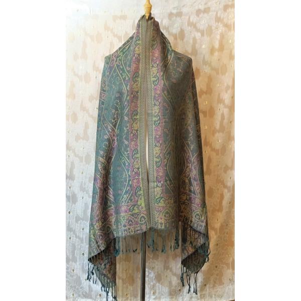 素敵なデザインが魅力的です。大判なので羽織るだけでも、雰囲気が変わりますね。秋冬のおしゃれはもちろん、夏の冷房対策としてオフィス・家では、肩掛け・ひざ掛けとしてもお使い頂けます。1枚あると何かと便利なストールです。【サイズ】　縦１８０ｃｍ　...