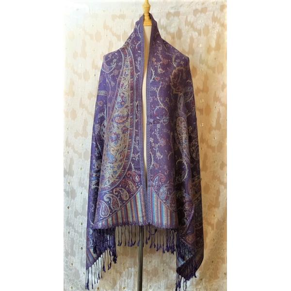 素敵なデザインが魅力的です。大判なので羽織るだけでも、雰囲気が変わりますね。秋冬のおしゃれはもちろん、夏の冷房対策としてオフィス・家では肩掛け・ひざ掛けとしてもお使い頂けます。１枚あると何かと便利なストールです。【サイズ】　縦１８０ｃｍ　横...