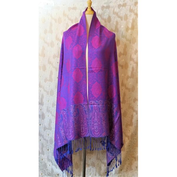 素敵なデザインが魅力的です。大判なので羽織るだけでも、雰囲気が変わりますね。秋冬のおしゃれはもちろん、夏の冷房対策としてオフィス・家では、肩掛け・ひざ掛けとしてもお使い頂けます。1枚あると何かと便利なストールです。【サイズ】　縦１８０ｃｍ　...