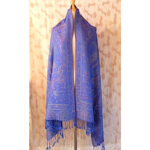 素敵なデザインが魅力的です。大判なので羽織るだけでも、雰囲気が変わりますね。秋冬のおしゃれはもちろん、夏の冷房対策としてオフィス・家では、肩掛け・ひざ掛けとしてもお使い頂けます。1枚あると何かと便利なストールです。【サイズ】　縦１８０ｃｍ　...