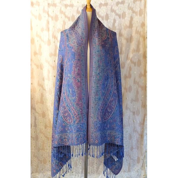 素敵なデザインが魅力的です。大判なので羽織るだけでも、雰囲気が変わりますね。秋冬のおしゃれはもちろん、夏の冷房対策としてオフィス・家では、肩掛け・ひざ掛けとしてもお使い頂けます。1枚あると何かと便利なストールです。【サイズ】　縦１８０ｃｍ　...