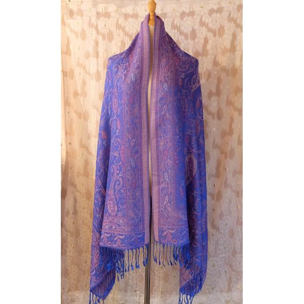 素敵なデザインが魅力的です。大判なので羽織るだけでも、雰囲気が変わりますね。秋冬のおしゃれはもちろん、夏の冷房対策としてオフィス・家では、肩掛け・ひざ掛けとしてもお使い頂けます。1枚あると何かと便利なストールです。【サイズ】　縦１８０ｃｍ　...