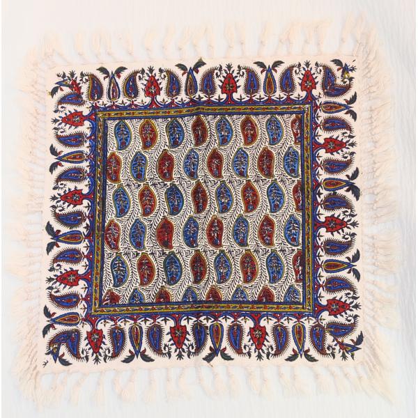 イラン製の更紗です。木枠を使ってハンドプリントされています。色合いもとても素敵ですね。素材はしっかりとした手触りの帆布なので、お部屋のインテリアとして花瓶敷きやテーブルランナー・テーブルセンターなど、大きいサイズのものは戸外での敷物・片付け...