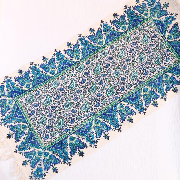 イラン製の更紗です。木枠を使ってハンドプリントされています。色合いもとても素敵ですね。素材はしっかりとした手触りの帆布なので、お部屋のインテリアとして花瓶敷きやテーブルランナー・テーブルセンターなど、大きいサイズのものは戸外での敷物・片付け...